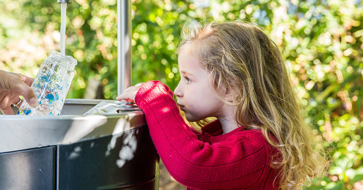 Fyld din drikkedunk ved én af VandCenter Syds vandposte